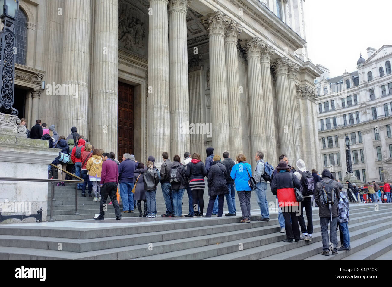 Queue horizontal hi-res stock photography and images - Alamy