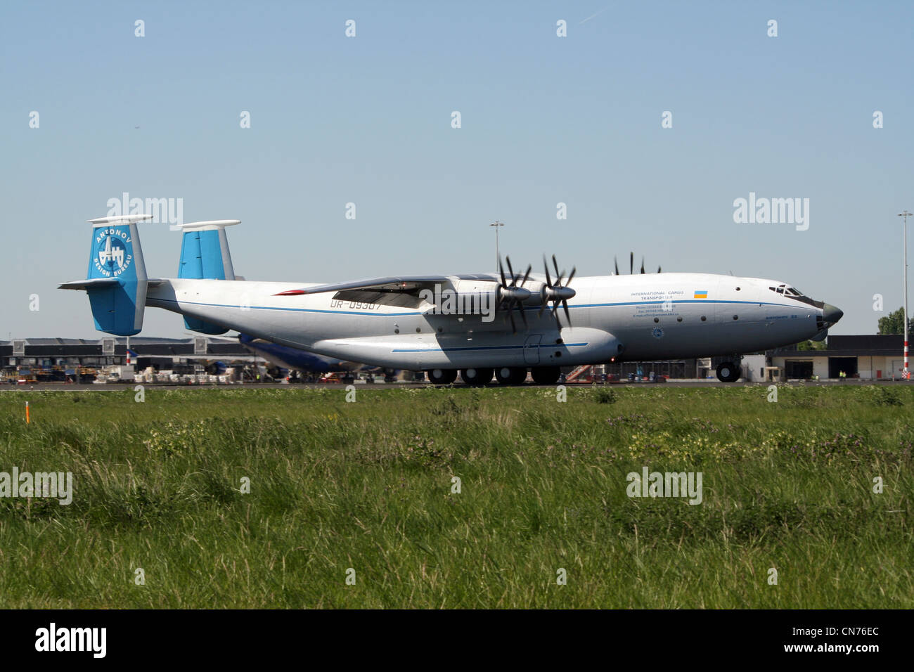 Antonov 22 hi-res stock photography and images - Alamy