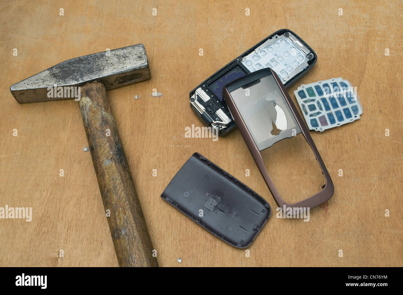 hammer and smashed mobile phone Stock Photo - Alamy