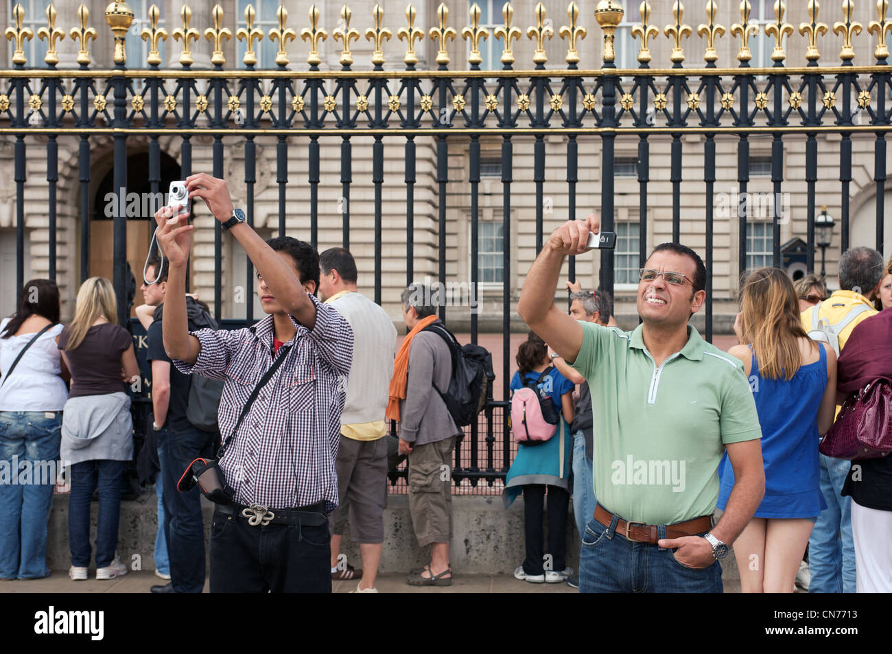 Tourists outside Buckingham Palace London UK Stock Photo - Alamy