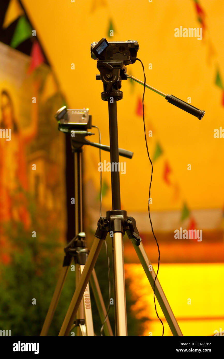 Digital camera on tripod Stock Photo - Alamy