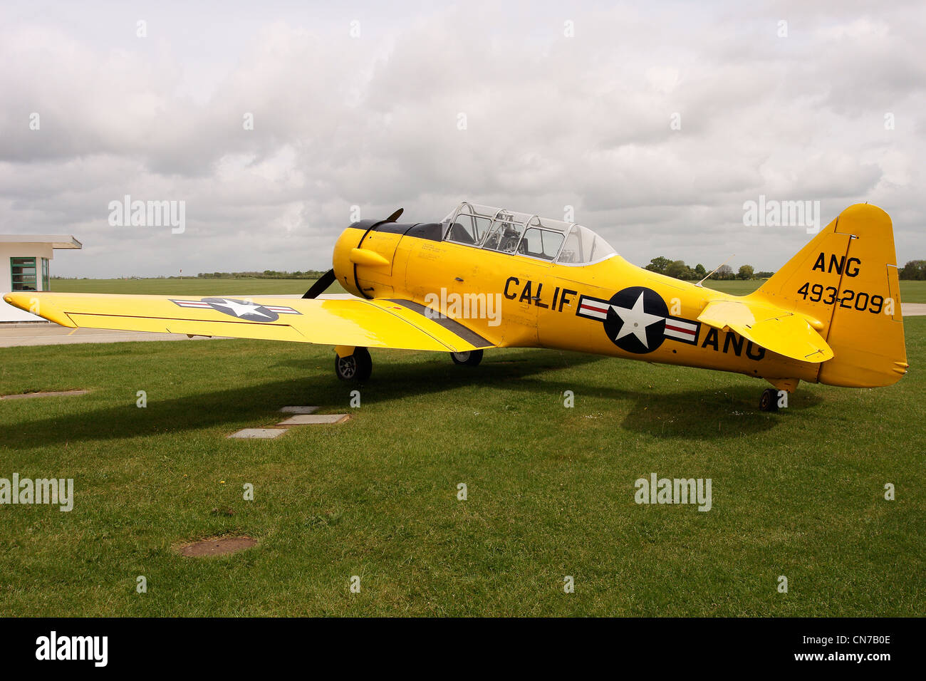 Harvard aeroplane aircraft plane hi-res stock photography and images ...