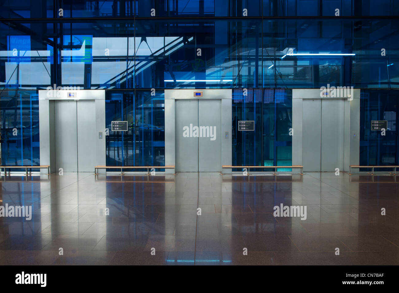 Inside dublin airport hi-res stock photography and images - Alamy