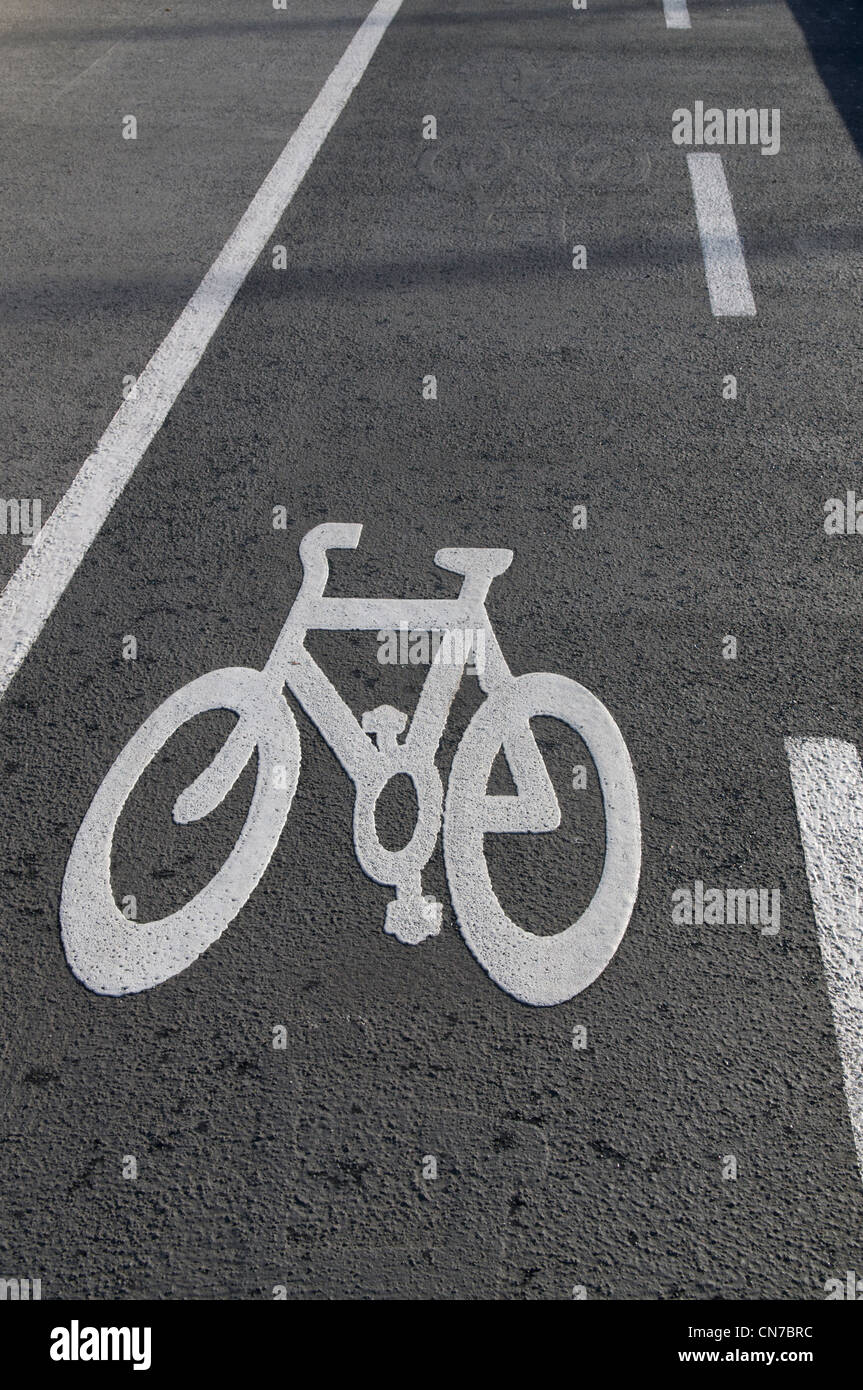 Urban cycle lanes hi-res stock photography and images - Alamy