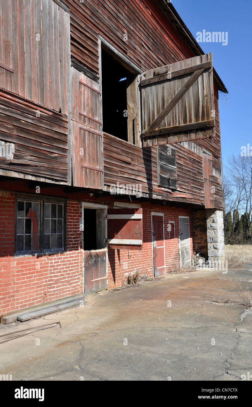 Old country barn hi-res stock photography and images - Alamy