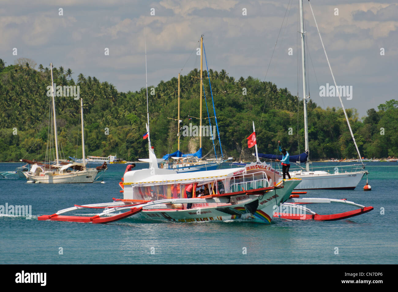 Banka boats yacht ships sailboats passengers Puerto Galera Bay Yacht ...