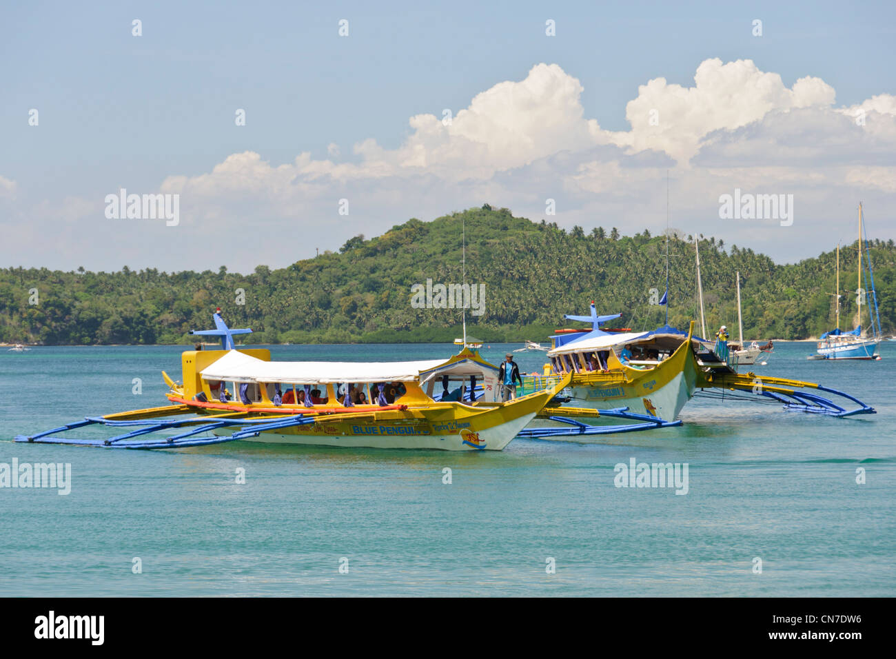 Banka boats yacht ships sailboats passengers Puerto Galera Bay Yacht ...