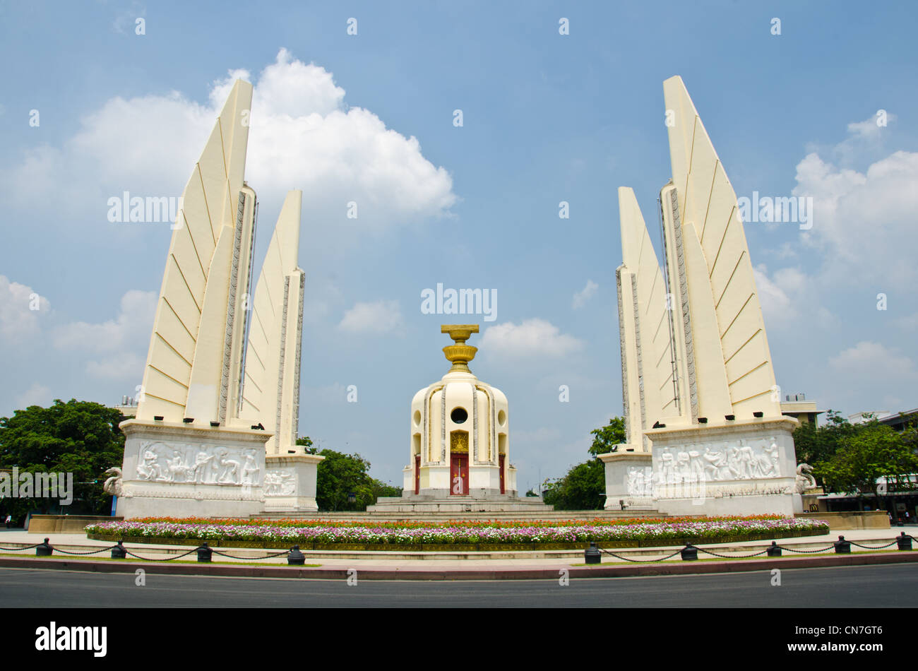 The Democracy Monument Anusawari Prachathipatai is a public monument in ...
