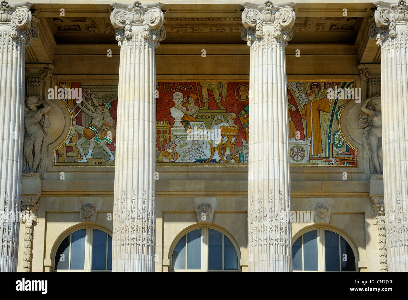 Palais grand palais hi-res stock photography and images - Alamy