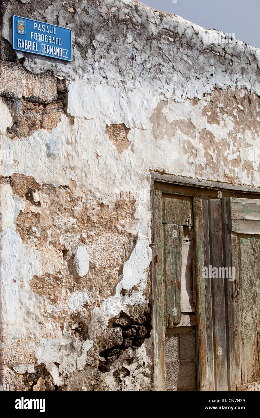 Run down door hi-res stock photography and images - Alamy