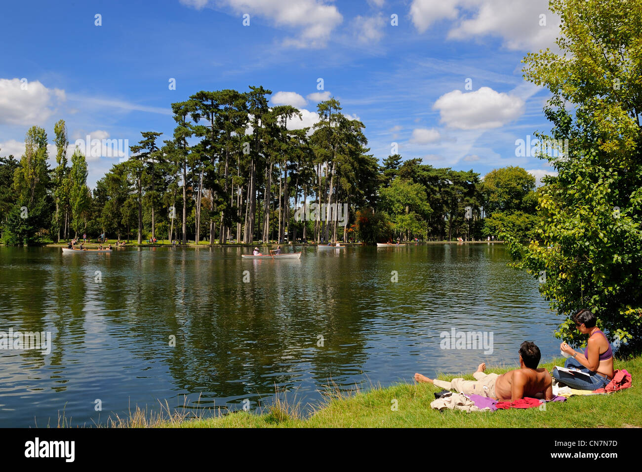 France, Paris, boat ride around the islands of the Lac Inferieur (Lower ...
