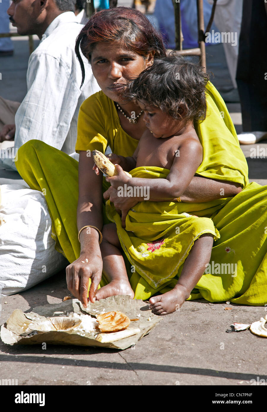 Mother and child eating charity food. Nasik. India Stock Photo - Alamy