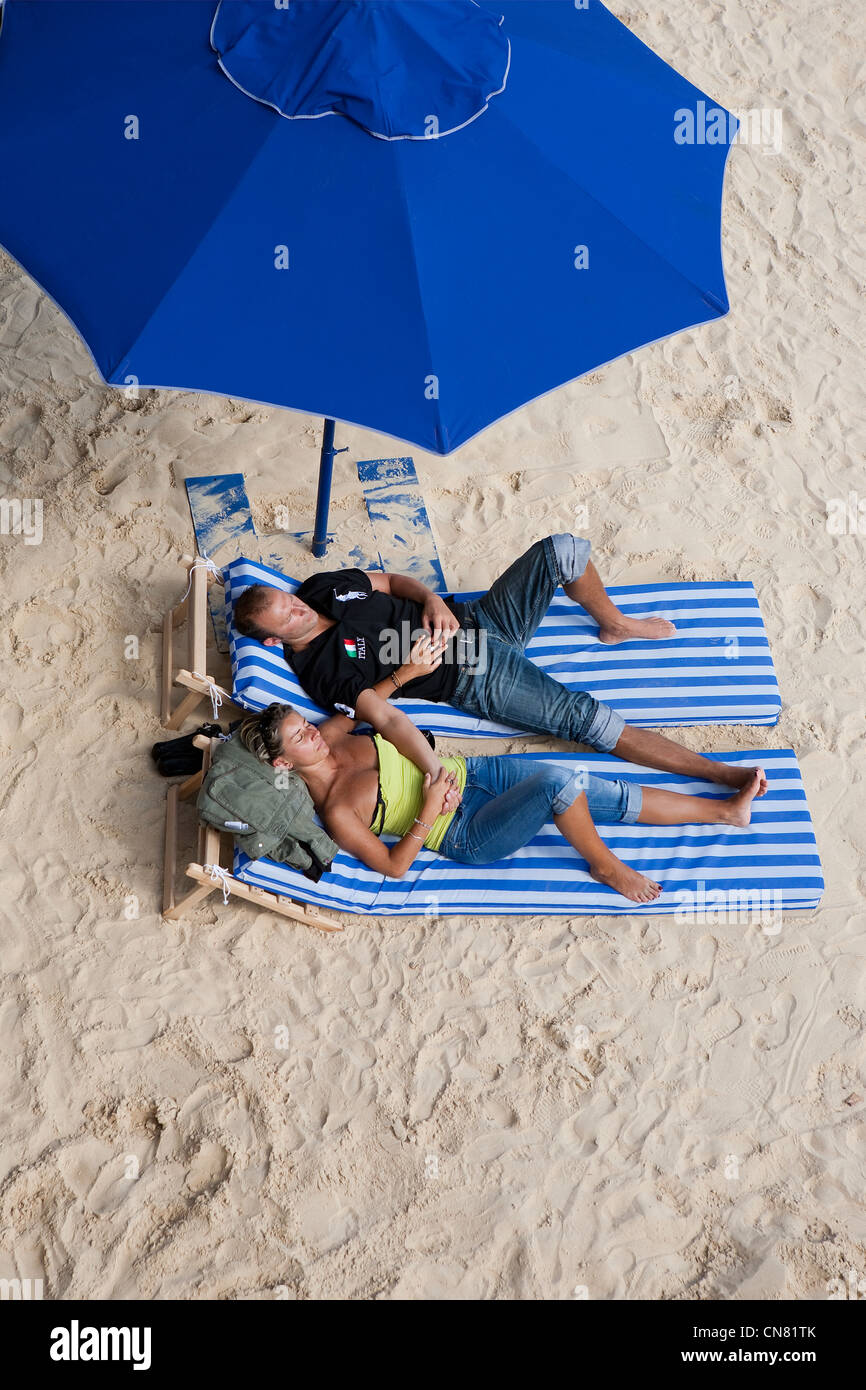 France, Paris, Paris plage, couple sunbathing on a sand beach Stock ...