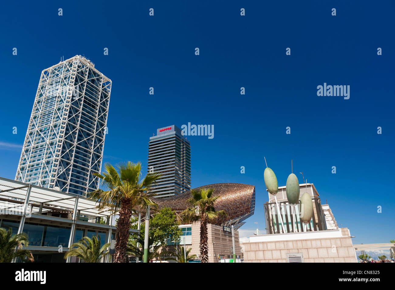 Golden fish by Frank Owen Gehry, Hotel Arts and Mapfre Tower, Olympic ...