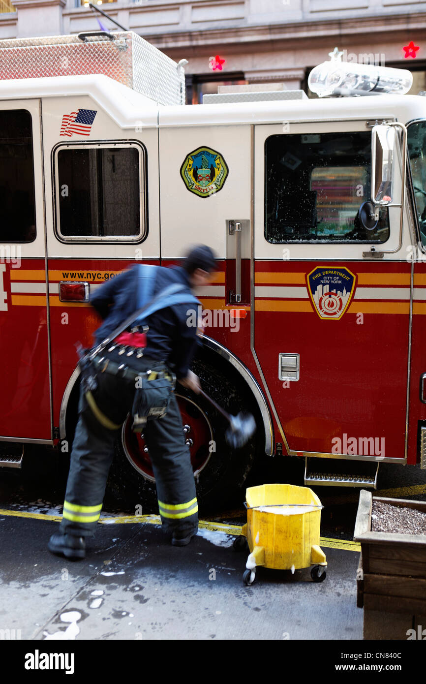 Fireman cleaning fire truck hi-res stock photography and images - Alamy