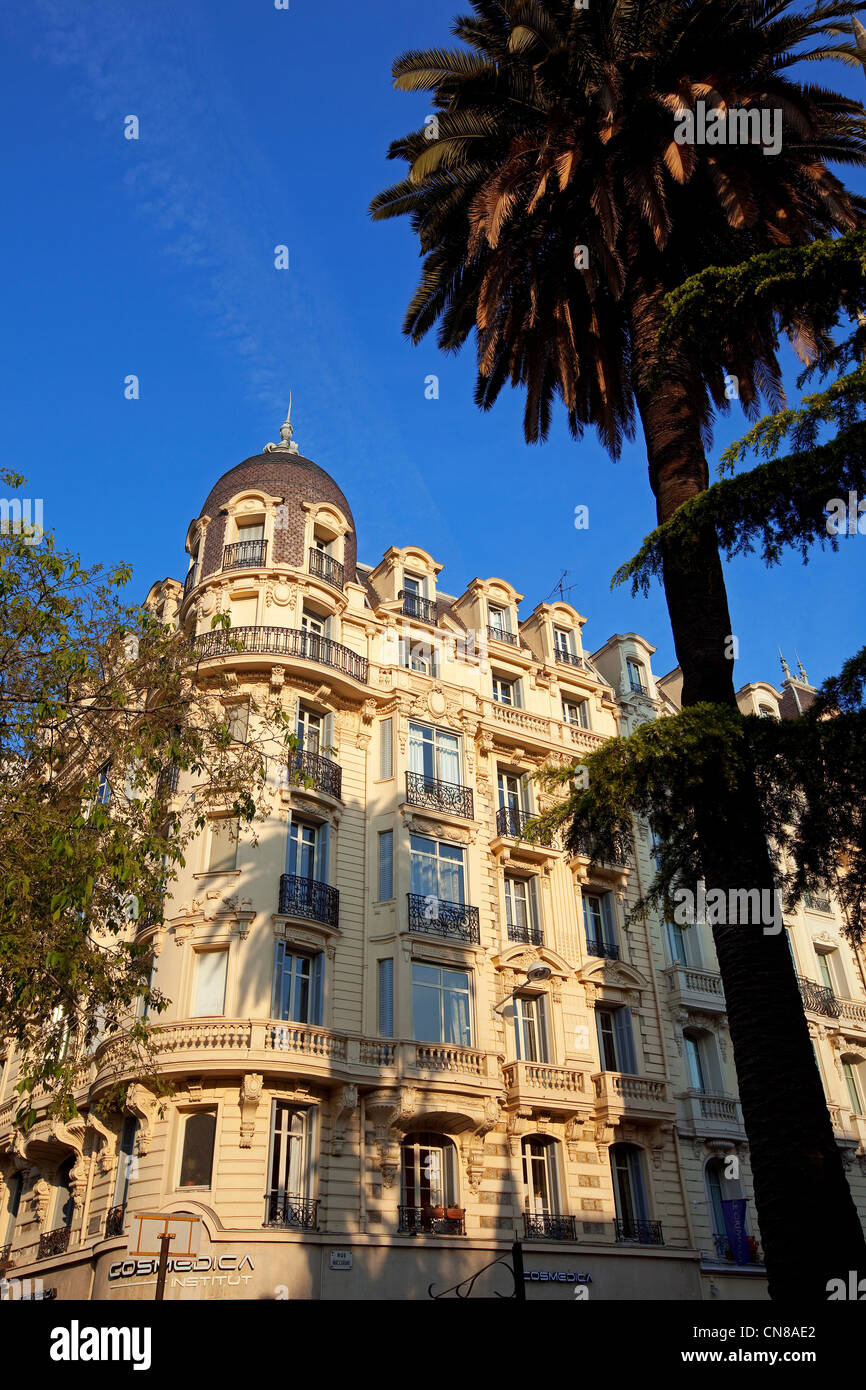 Building on the corner hi-res stock photography and images - Alamy