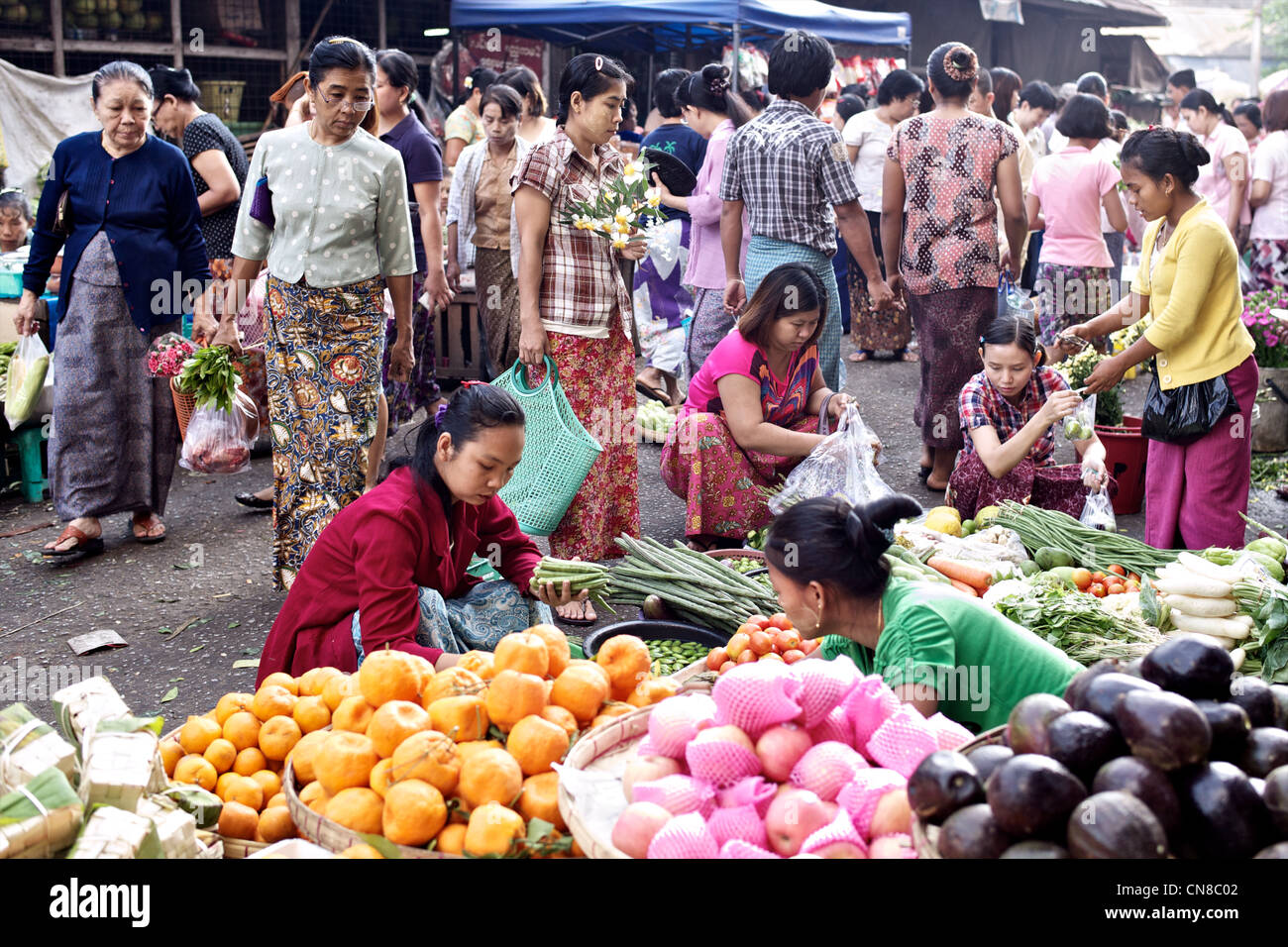 Shoppers burmese hi-res stock photography and images - Alamy