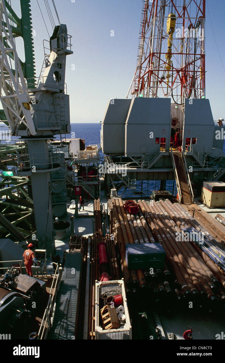 Roughneck action with drill pipe on the rig floor of an offshore ...