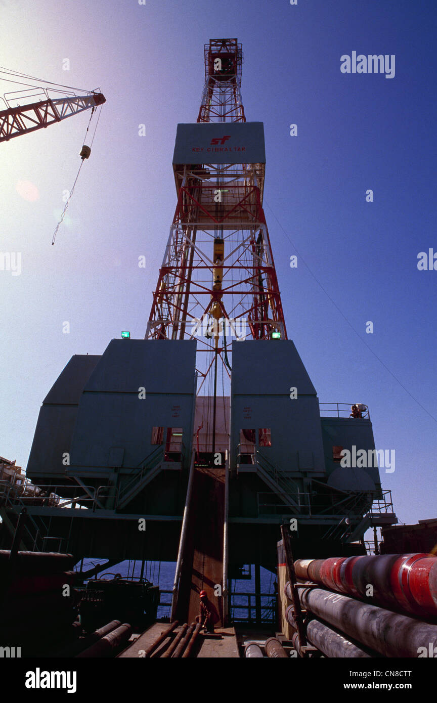 Roughneck action with drill pipe on the rig floor of an offshore ...