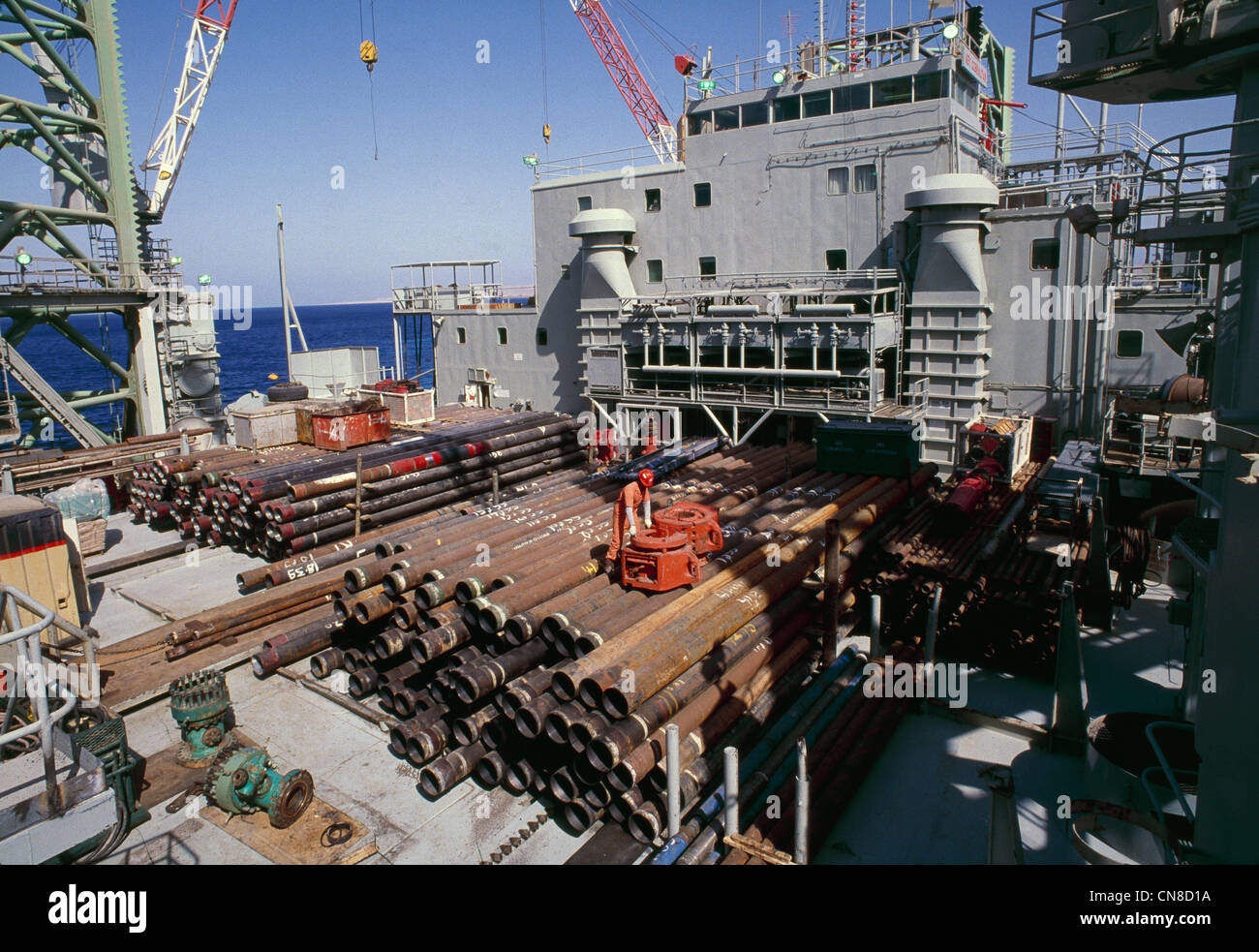 Roughneck action with drill pipe on the rig floor of an offshore ...