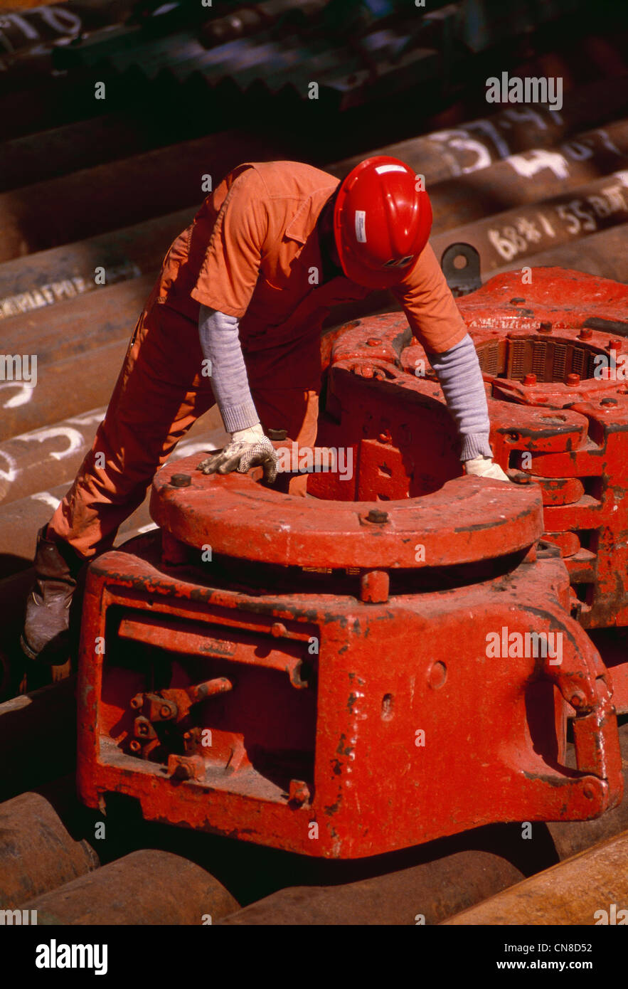 Roughneck action with drill pipe on the rig floor of an offshore ...
