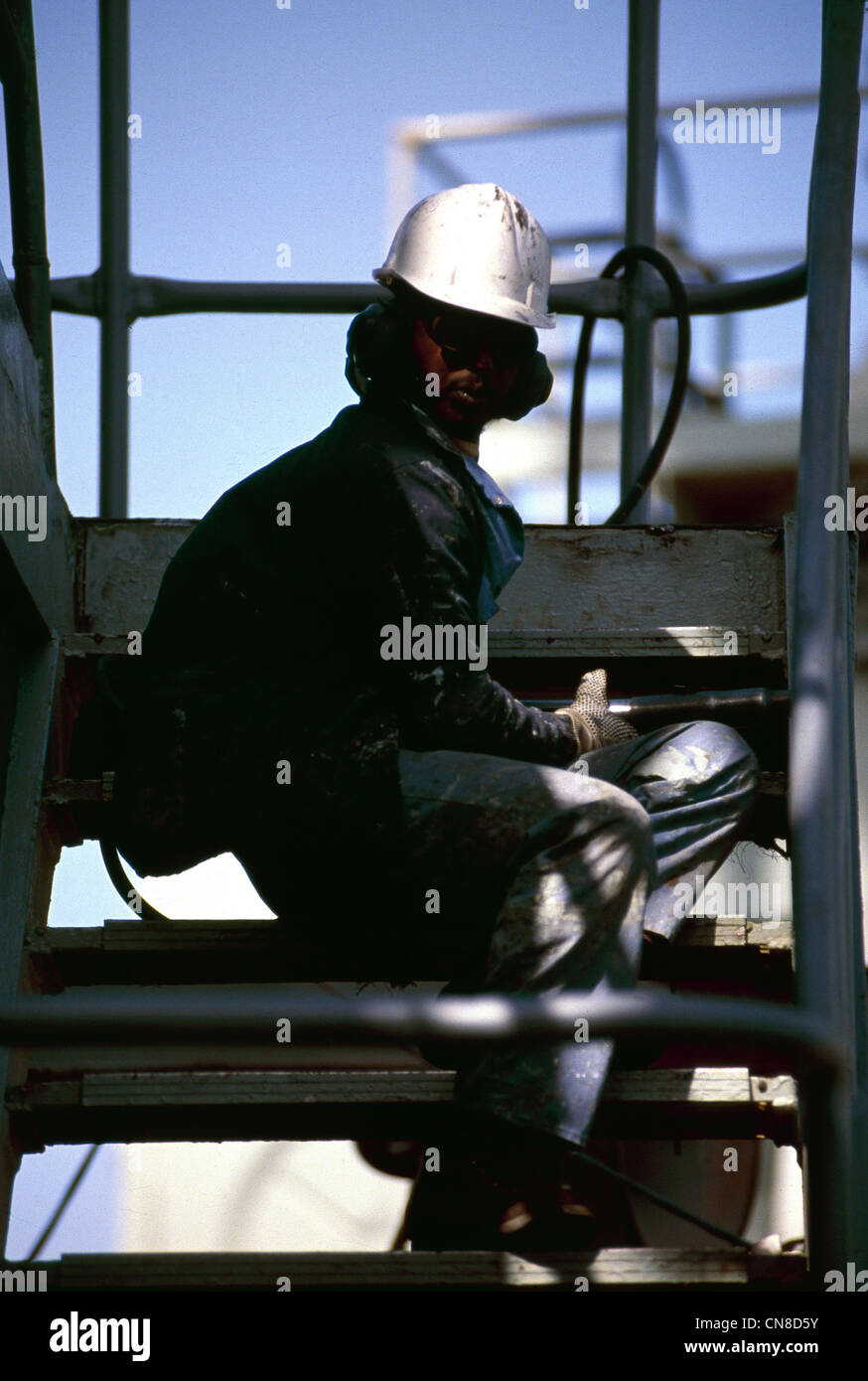 Roughneck action with drill pipe on the rig floor of an offshore ...
