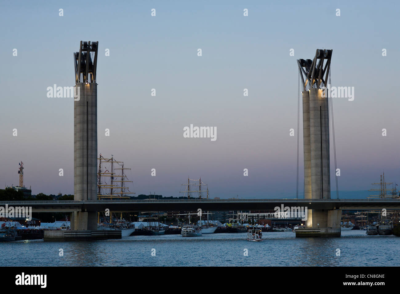 France, Seine Maritime, Rouen, Armada 2008, vertical lift bridge ...