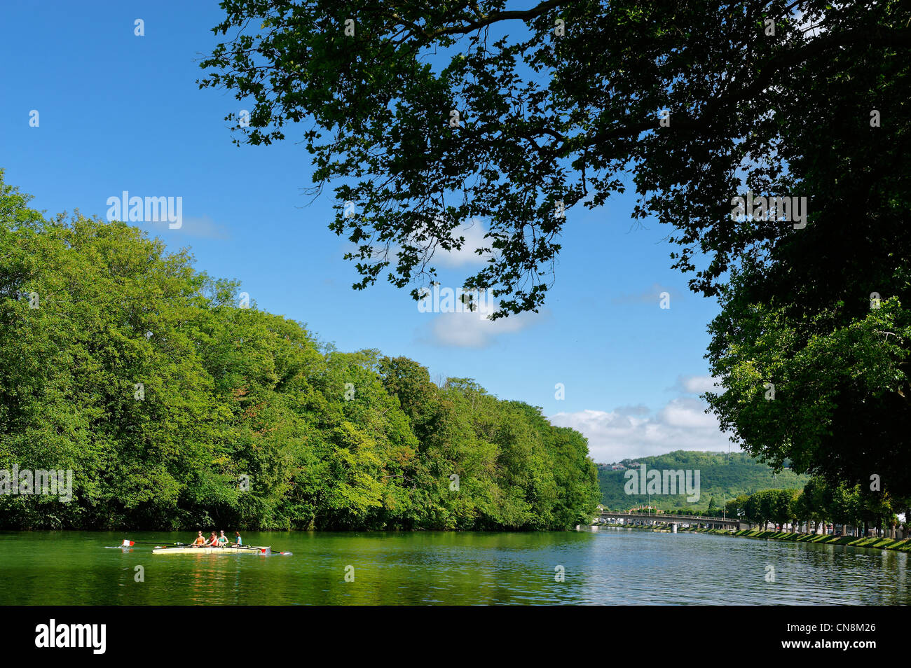 France, Meuse, Verdun, rowers on the river Meuse along the Park Japiot ...