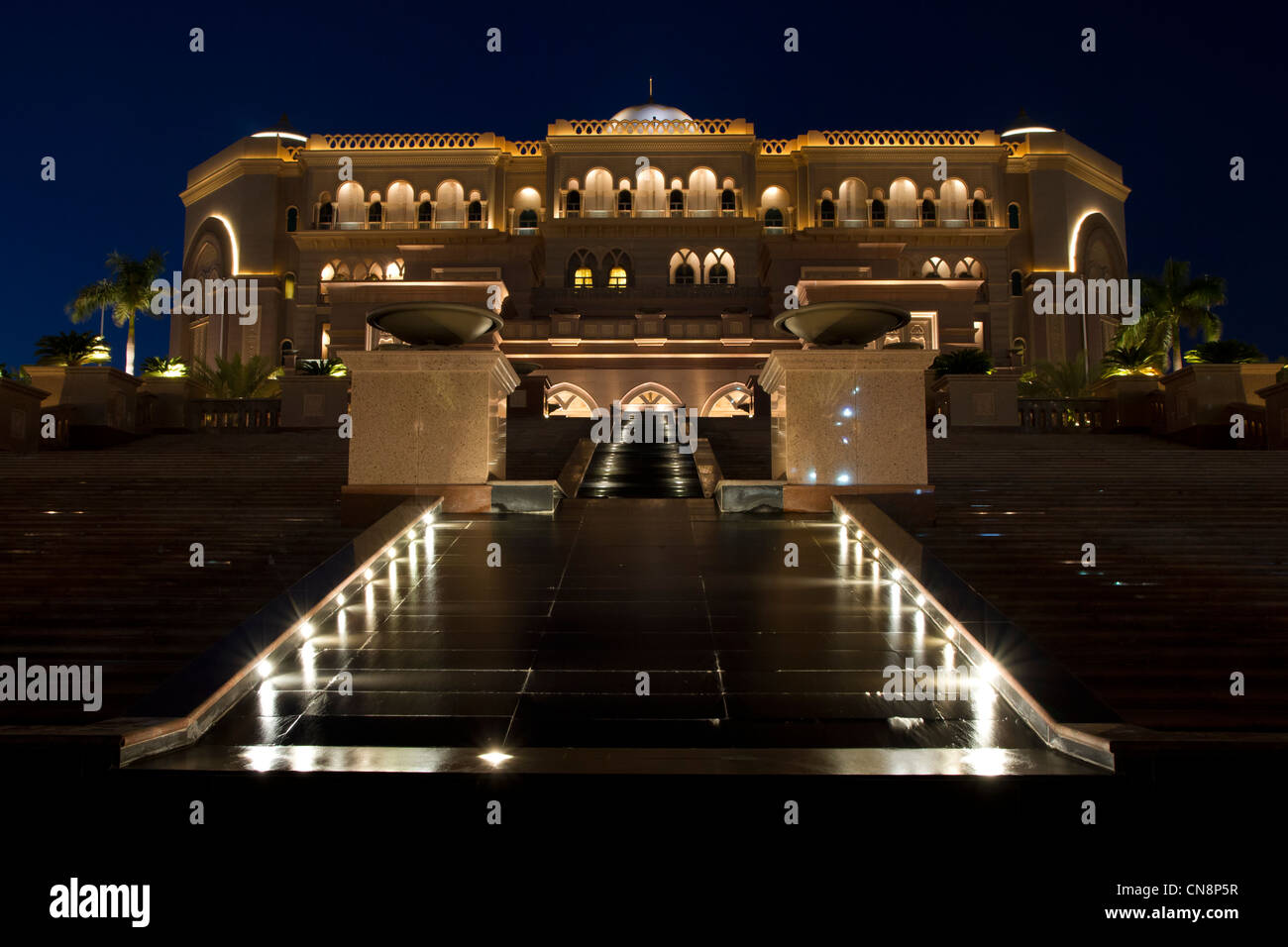 Night view of the Emirates Palace Hotel, Abu Dhabi Stock Photo - Alamy