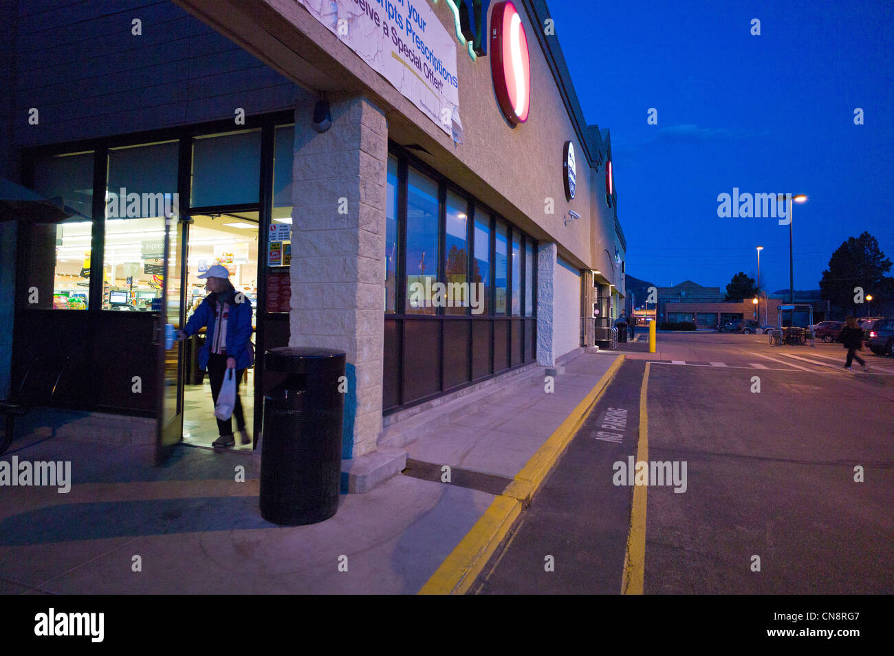 Woman leaving store with groceries hi-res stock photography and images ...