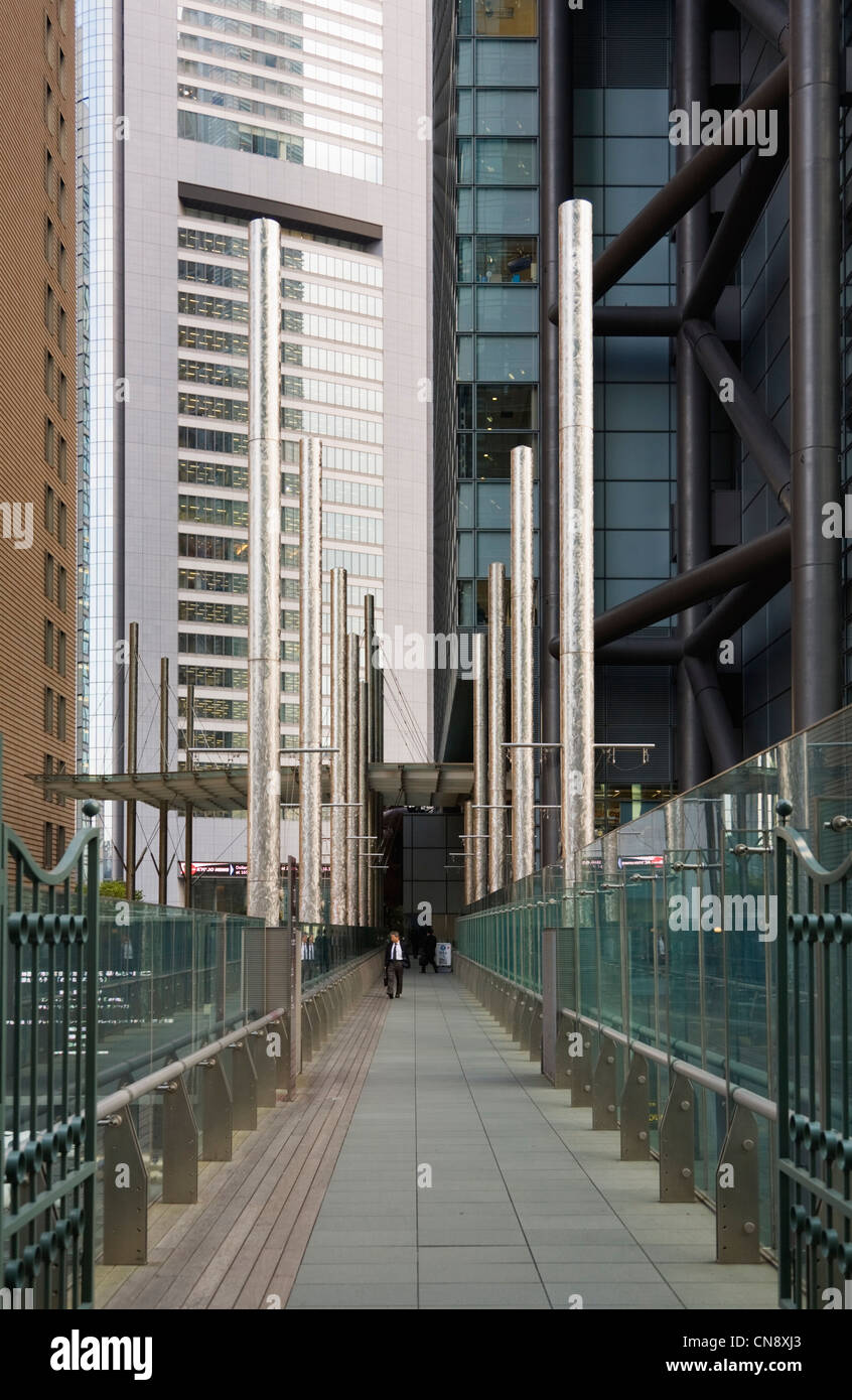 Elevated walkway at Shiodome SIO-SITE, Tokyo, Japan Stock Photo - Alamy