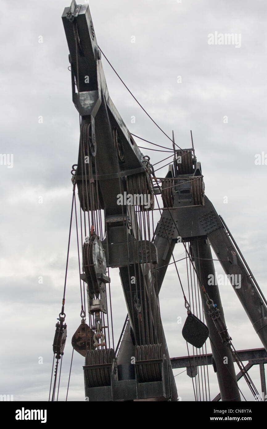 Block and tackle crane hi-res stock photography and images - Alamy