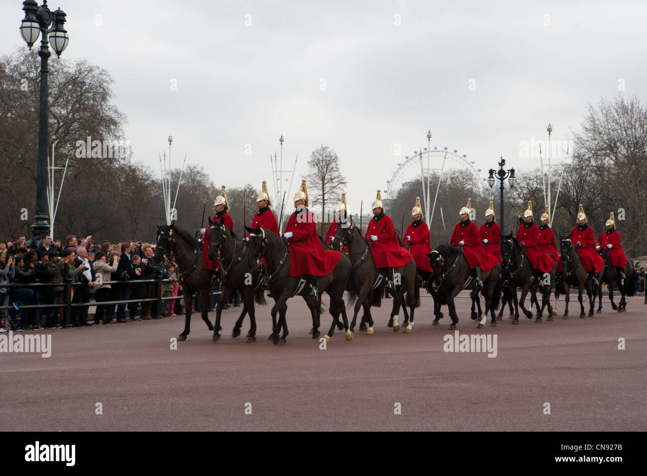 Changing of the guard ceremony buckingham palace hi-res stock ...