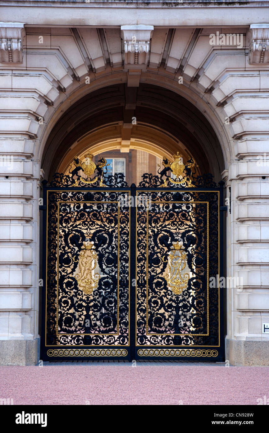 Front gate entrance buckingham palace hi-res stock photography and ...