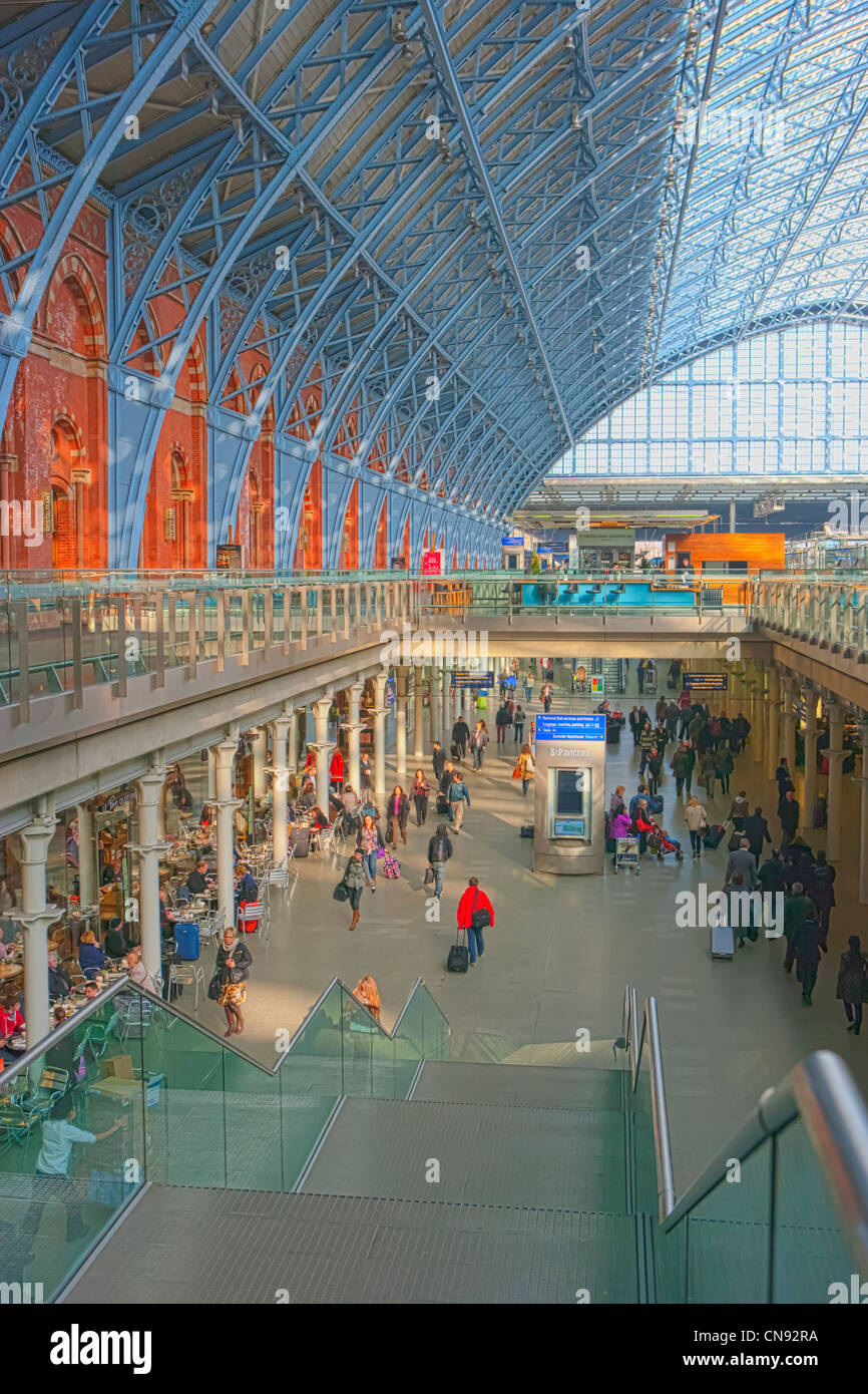 Interior of the St. Pancras international rail station Stock Photo - Alamy