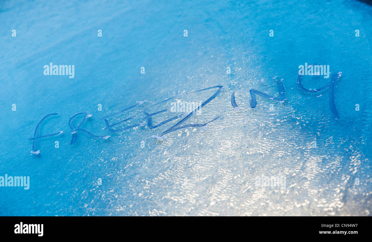 The word FREEZING written on a frosty car windscreen Stock Photo - Alamy