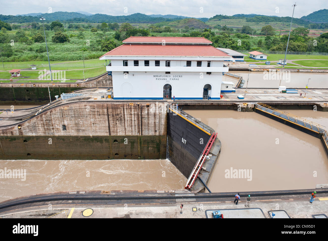 Panama canal locks hi-res stock photography and images - Alamy