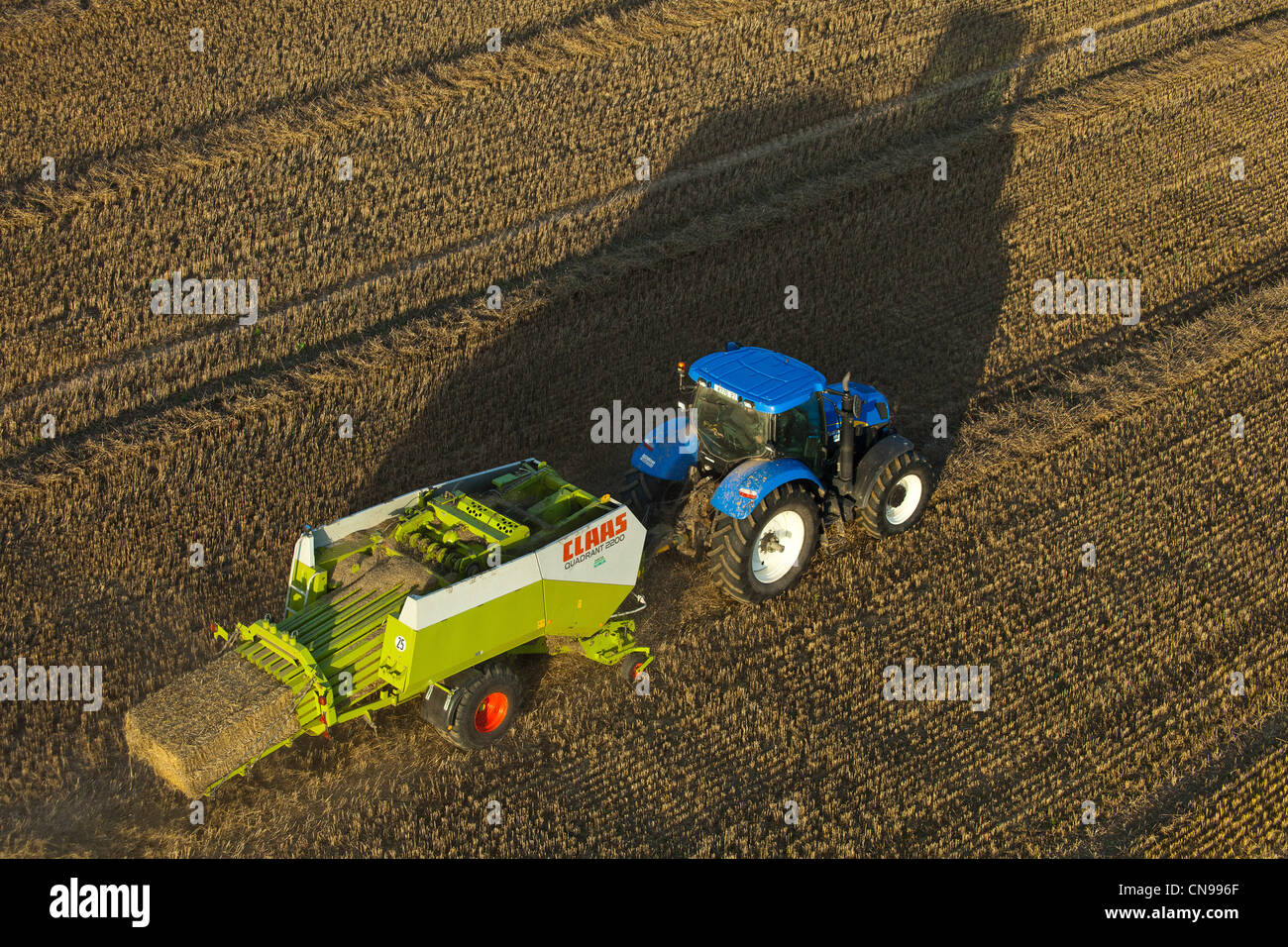 Baling wheat straw hi-res stock photography and images - Alamy