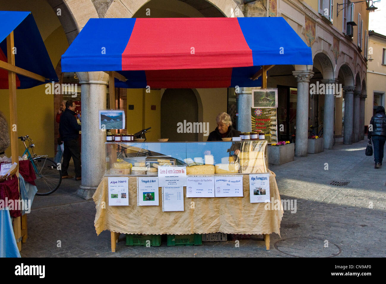 Cheese peddler organic food Stock Photo - Alamy