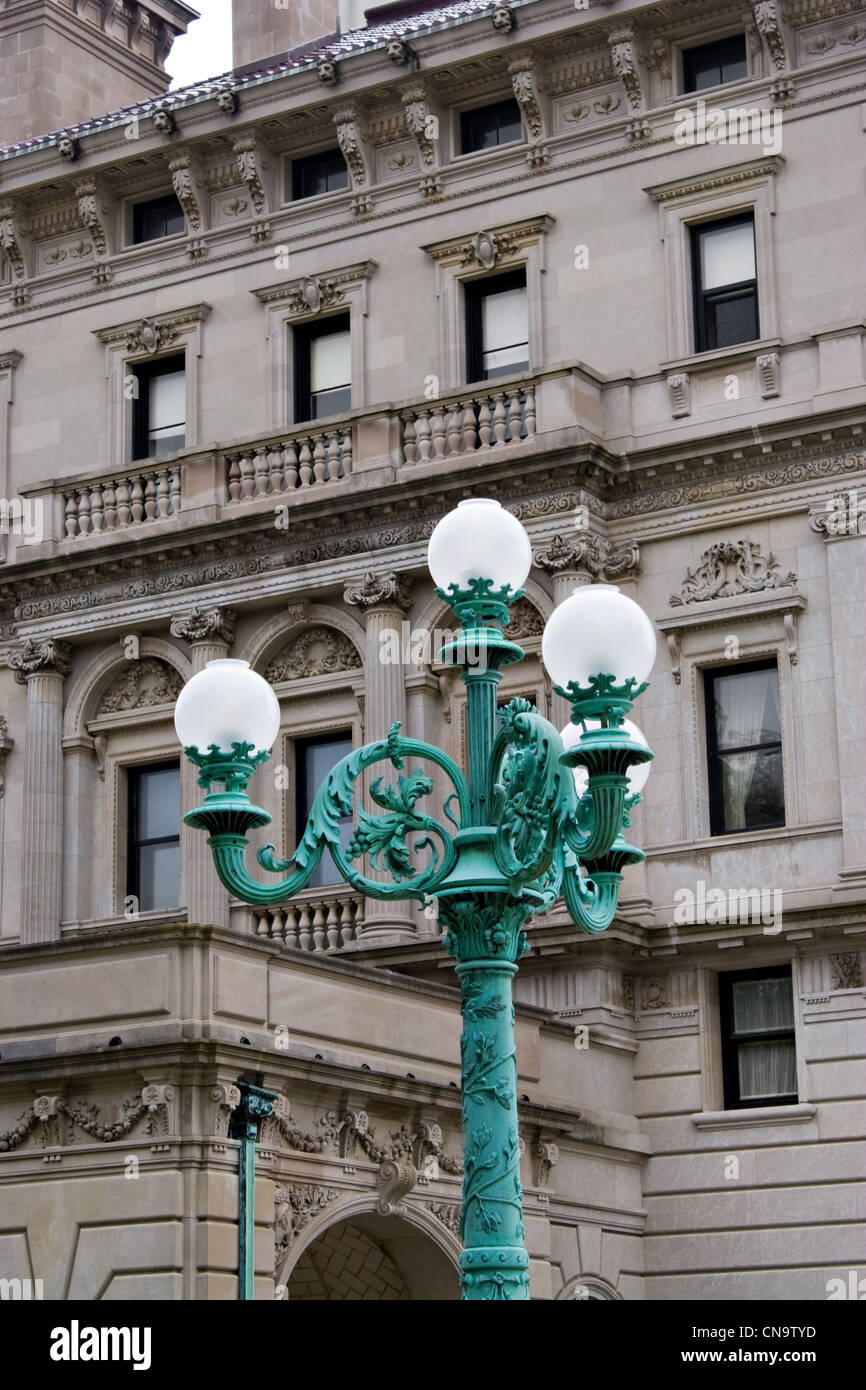 Antique building fancy windows hi-res stock photography and images - Alamy