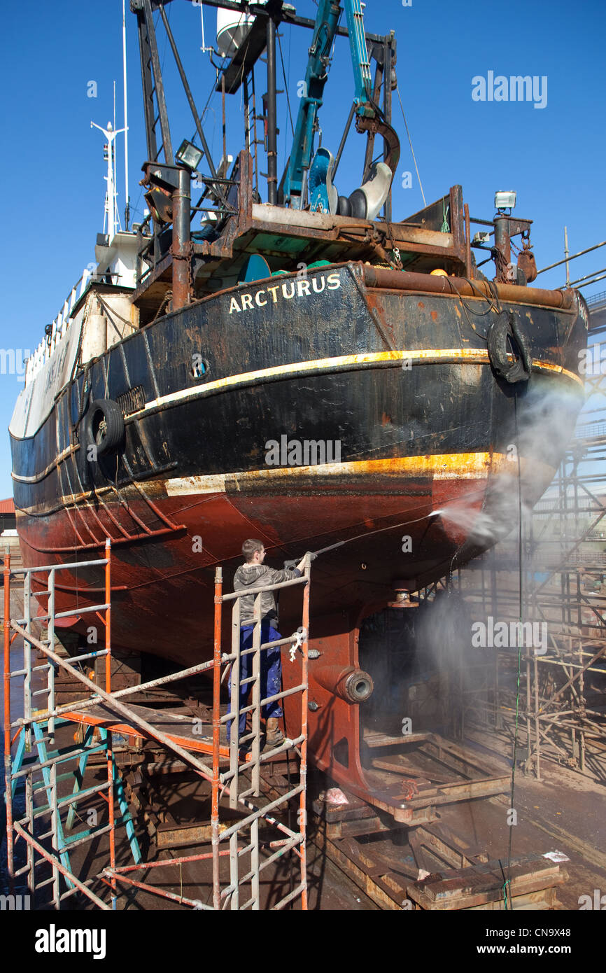Workers on ship repair yard hi-res stock photography and images - Alamy