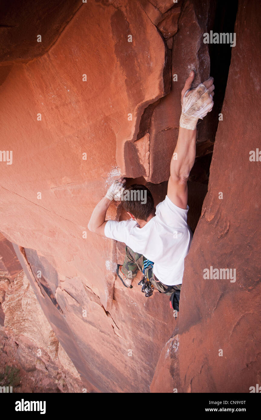 Climber scaling hi-res stock photography and images - Alamy