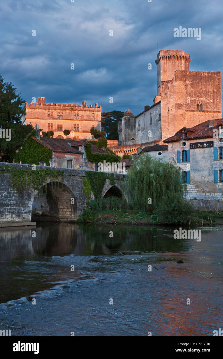 France, Dordogne, Bourdeilles, the edges of the Dronne, the medieval ...