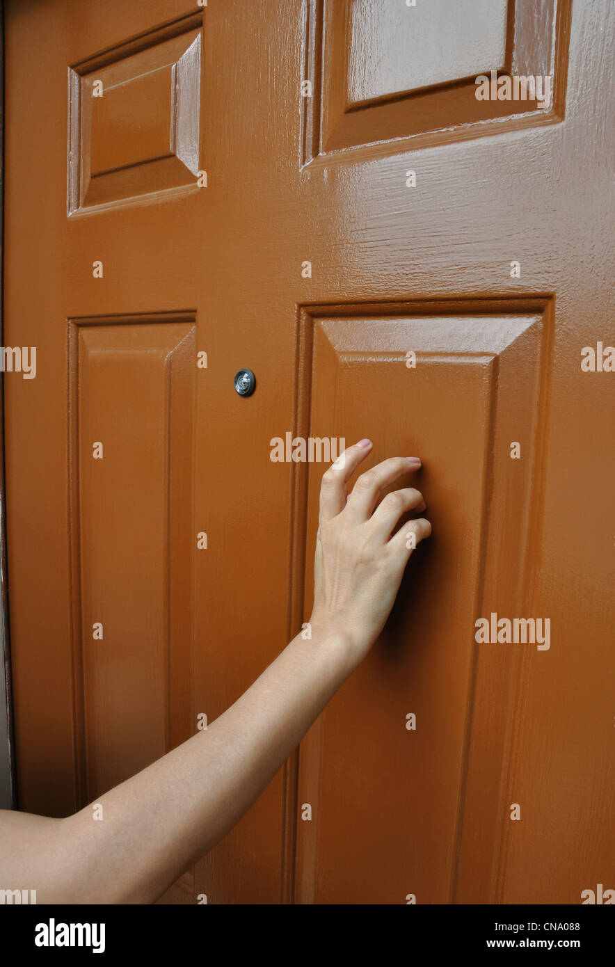 Hand tapping on the door Stock Photo - Alamy