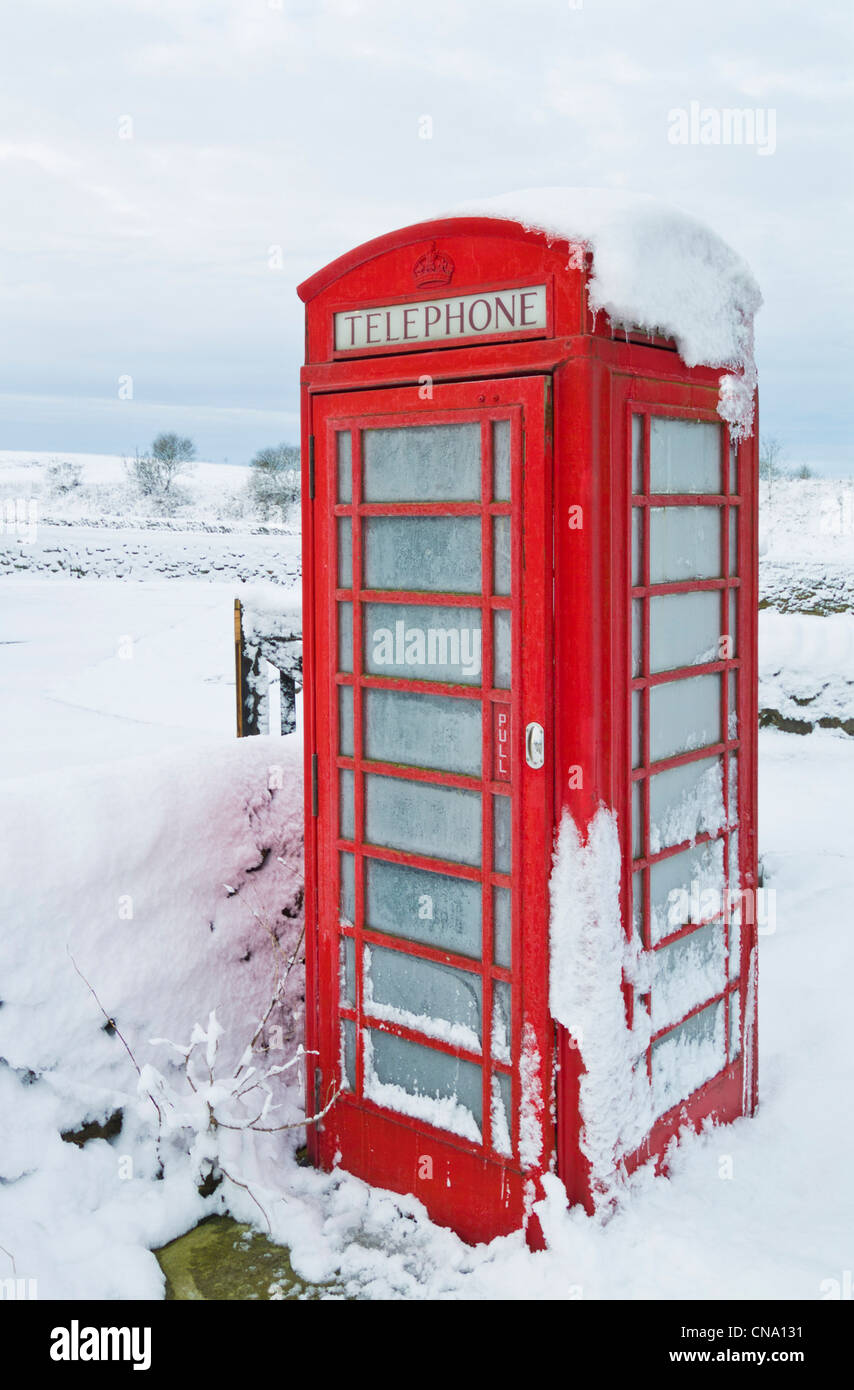 Winter scene red telephone box hi-res stock photography and images - Alamy