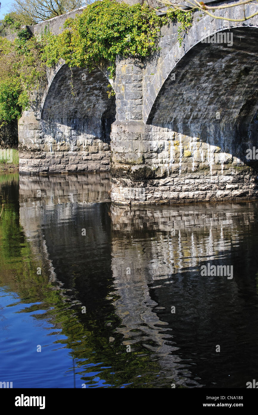 An old stone bridge over the river Stock Photo - Alamy