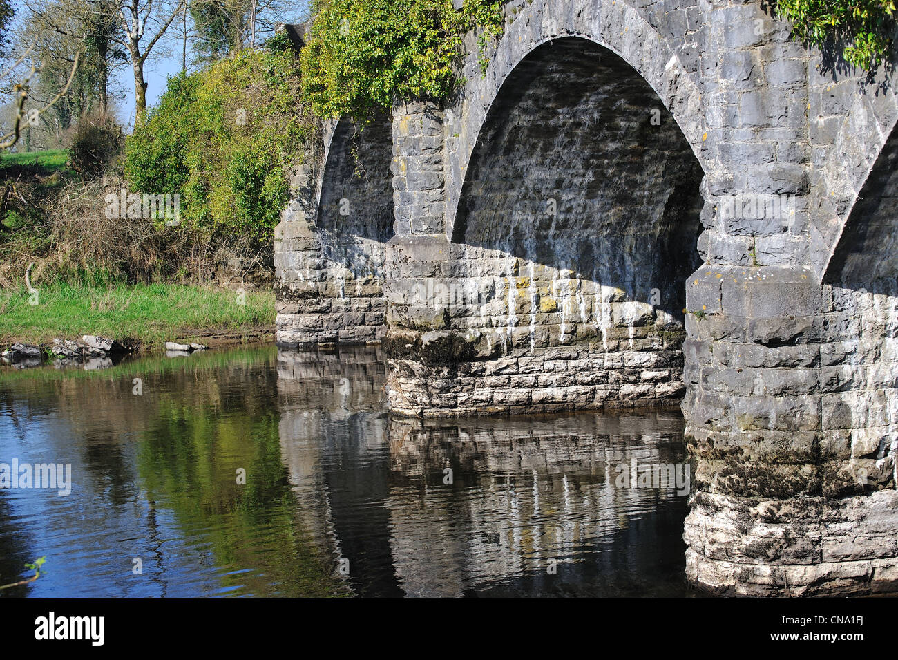 An old stone bridge over the river Stock Photo - Alamy