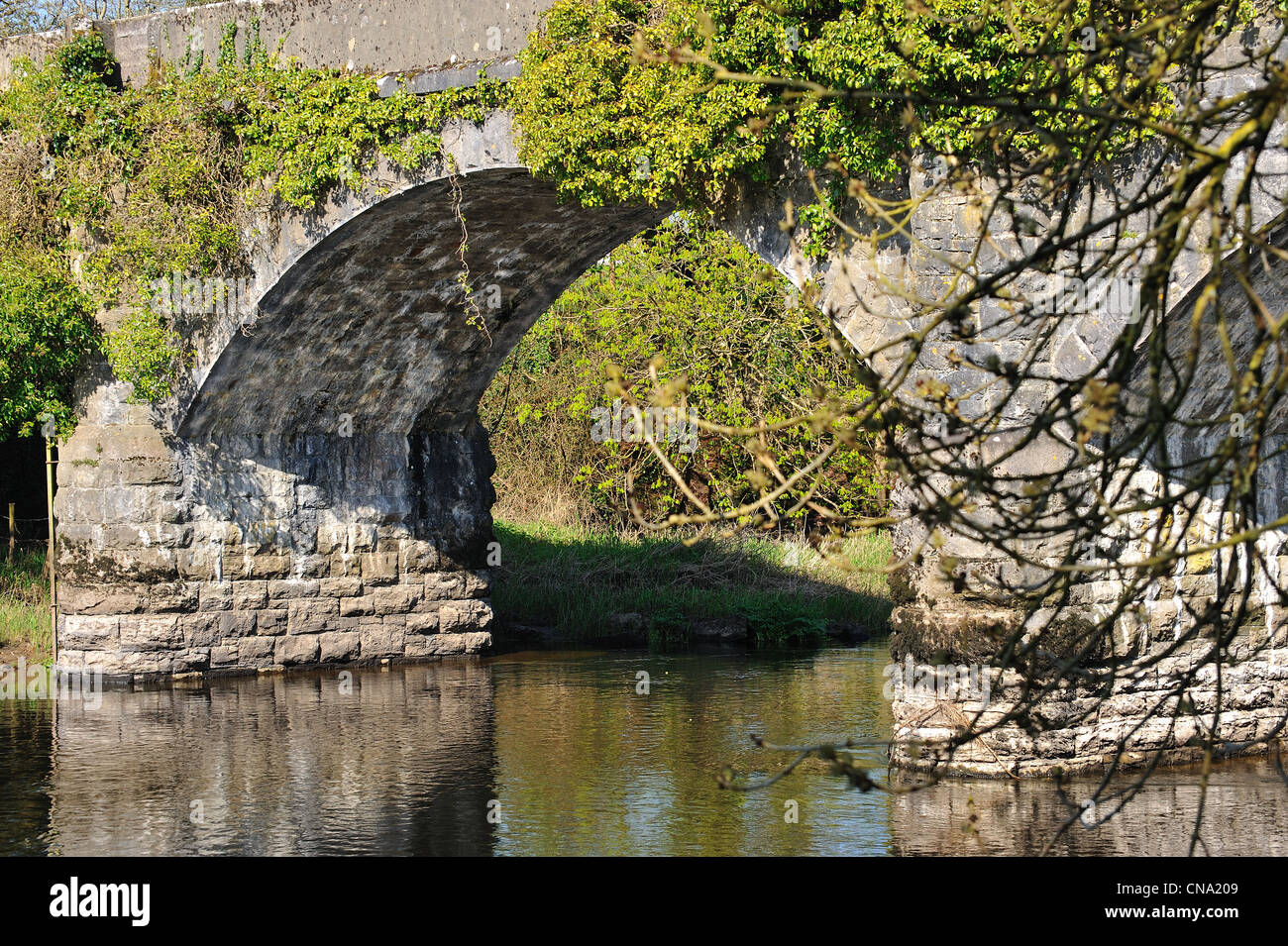 An old stone bridge over the river Stock Photo - Alamy