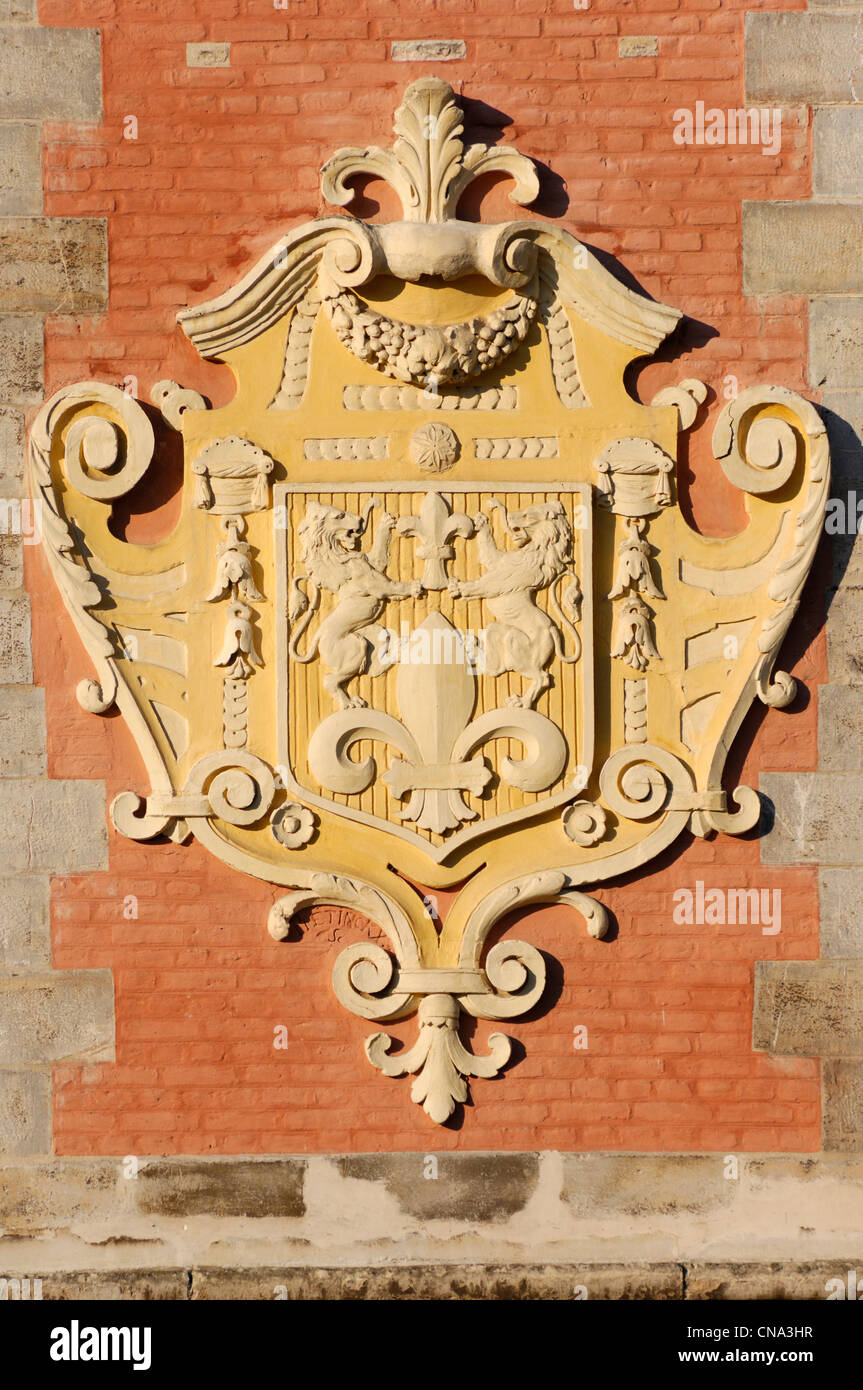 Crest lions hi-res stock photography and images - Alamy