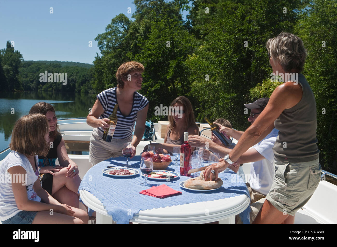 France, Lot, Parnac, River tourism in the valley of the Lot, the meal ...
